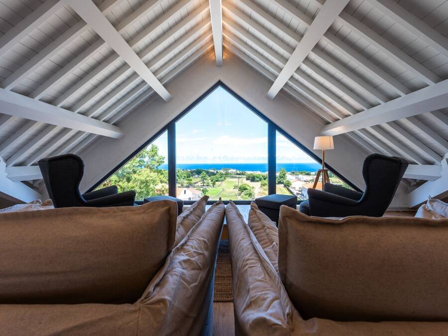 Suíte superior, vista para o jardim | Área de estar | Smart TV 50 polegadas com canais a cabo, livros