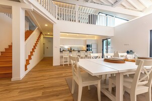 Casa geminada conforto | Área de estar | Smart TV 50 polegadas com canais a cabo, livros