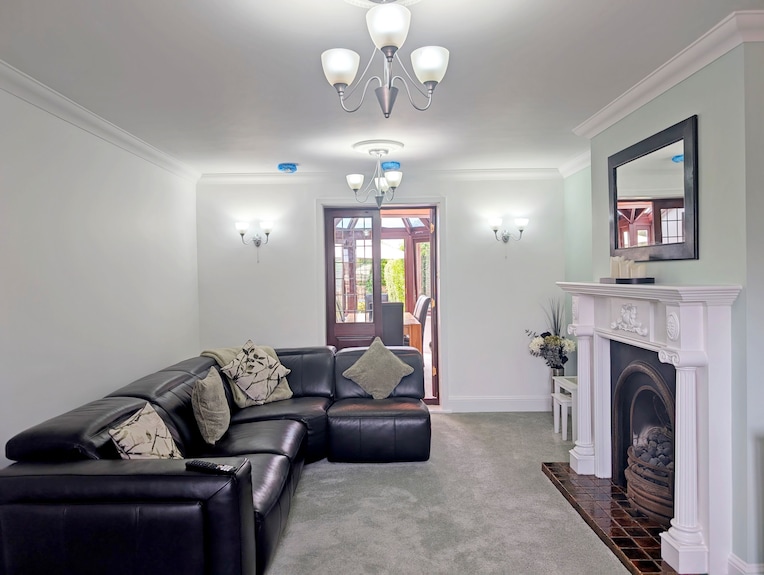 A Cottage That Sleeps 8 Guests In 4 Bedrooms - Hayling Island