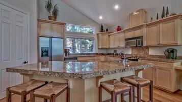 Casa, 3 quartos | Cozinha privada | Geladeira, fogão, cooktop, cafeteira/chaleira