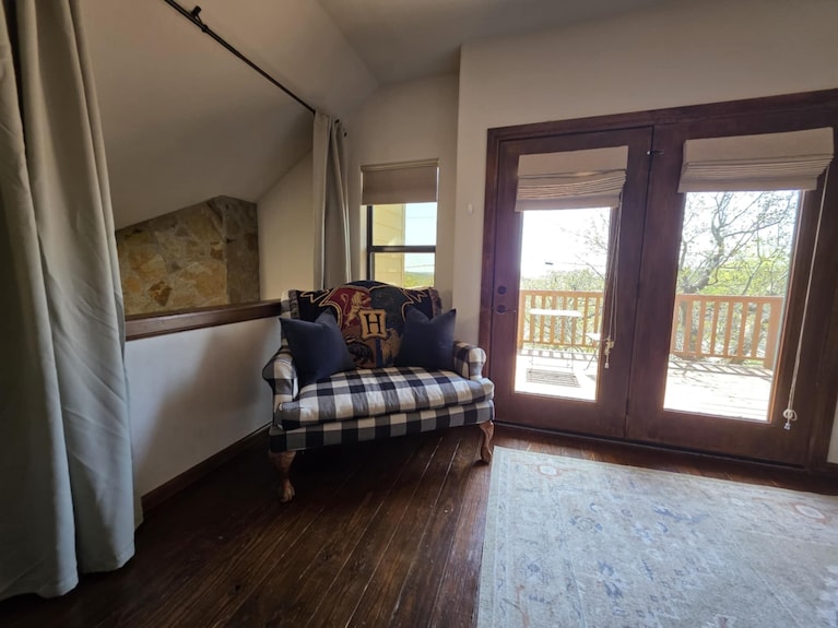 Mountain View, Hot Tub, 1 Private & 1 Loft Bedroom - Medicine Park, OK