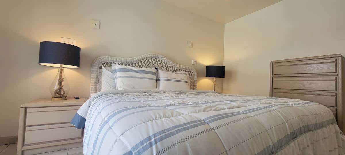 Apartamento em Condomínio Fechado, várias camas, pátio, vista para a piscina (Campeche Retreat #12) | 2 quartos, com decoração personalizada, com mobília individualizada 