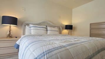 Apartamento em Condomínio Fechado, várias camas, pátio, vista para a piscina (Campeche Retreat #12) | 2 quartos, com decoração personalizada, com mobília individualizada