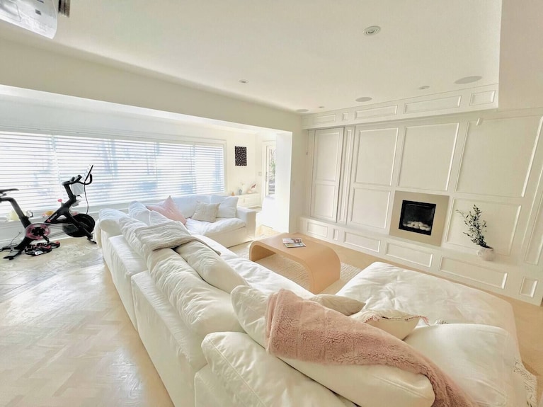 The Perfect Mix Of A Private Resort And Entertainers Dream. - Ontario