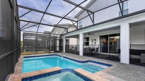 Piscina com hidromassagem, alpendre fechado e área de estar ao ar livre.