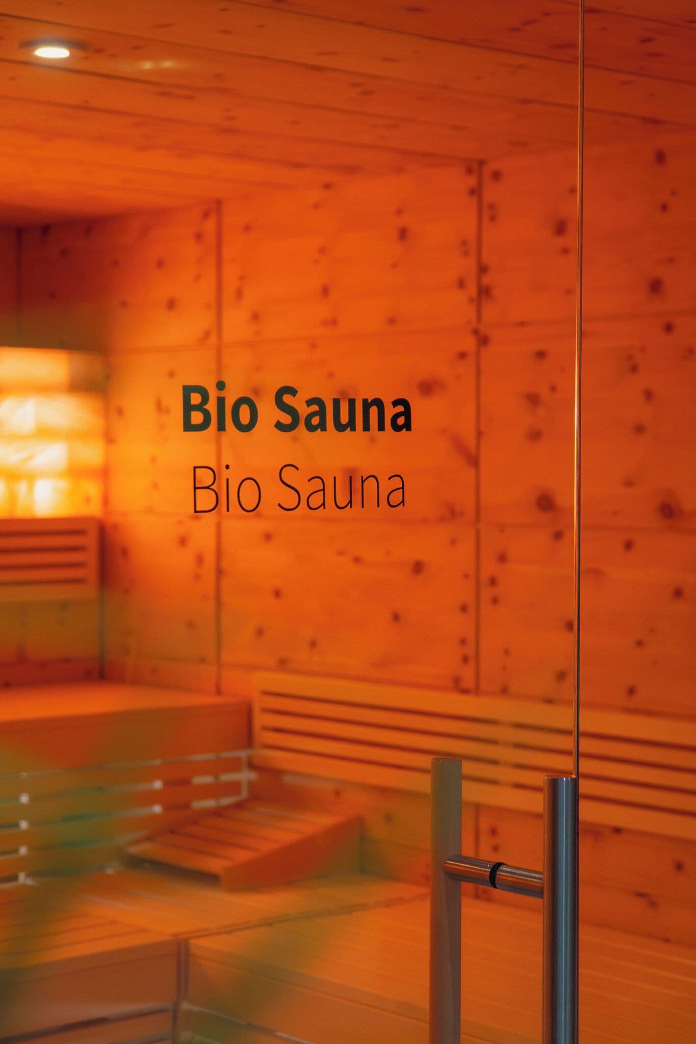 Uma sauna bio com paredes e bancos de madeira.
