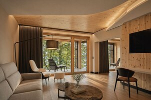 Suite, varanda, vista para o lago | Roupa hipoalergénica, camas de colchão pillowtop, cofre no quarto 