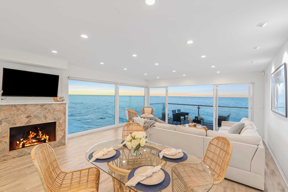 Big Rock Beach Retreat With Oceanfront Balconies, Direct Beach Access & Sweeping Sunset Views Pacific Coast Outlook By Avantstay - Los Angeles, CA