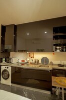 Apartamento, Vista para a cidade | Cozinha privada | Uma máquina de café expresso, uma chaleira elétrica, uma torradeira 