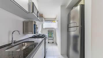Apartamento básico | Cozinha privada | Talheres/pratos/utensílios de cozinha