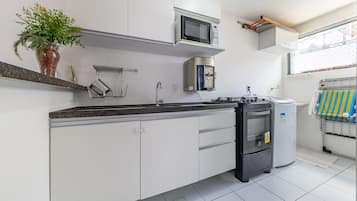 Apartamento básico | Cozinha privada | Talheres/pratos/utensílios de cozinha