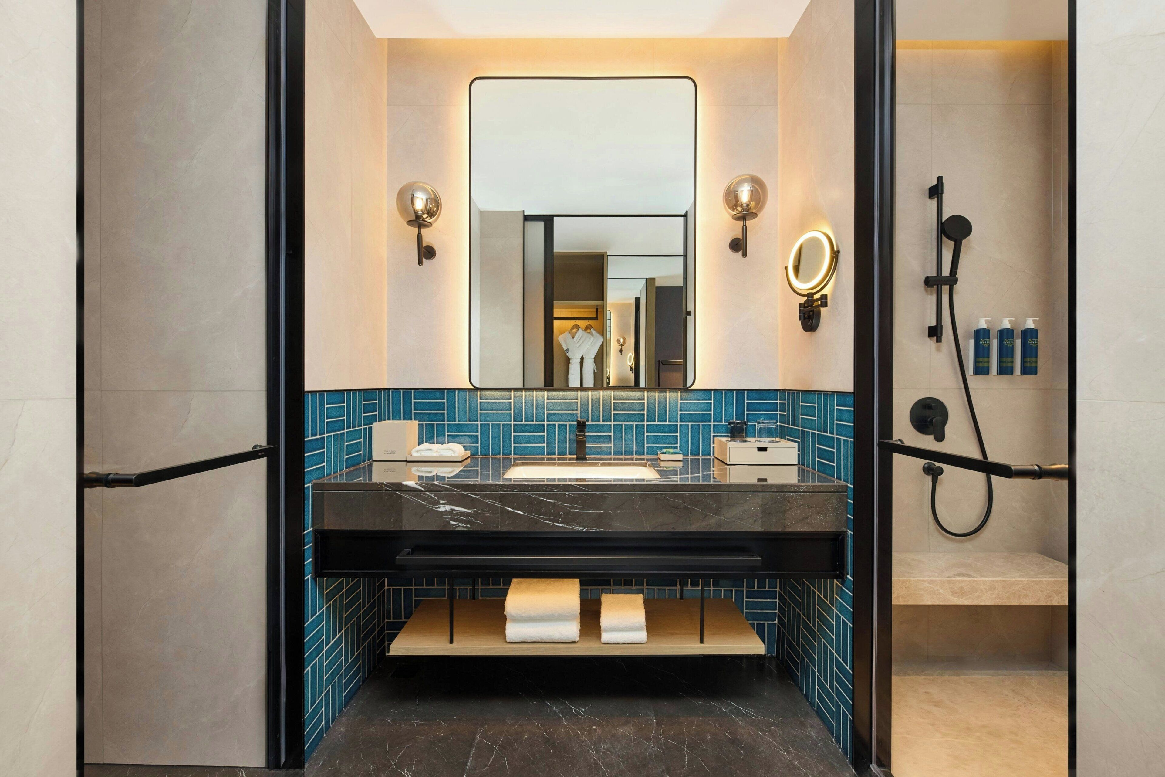Quarto Executivo, 1 cama king-size, Vista para a cidade | Casa de banho | Chinelos 