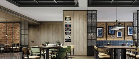 Interior moderno de restaurante com paredes de tijolo, painéis de madeira e diferentes opções de assentos, incluindo mesas e cabines.