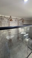 Quarto Deluxe | Casa de banho | Um polibã e uma banheira separados, toalhas fornecidas, sabão, champô