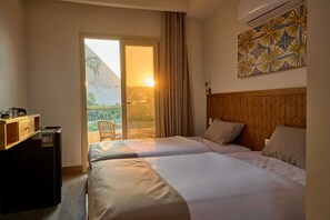 Quarto casal luxo, vista para o campo de golfe | Frigobar, Wi-Fi de cortesia, roupa de cama