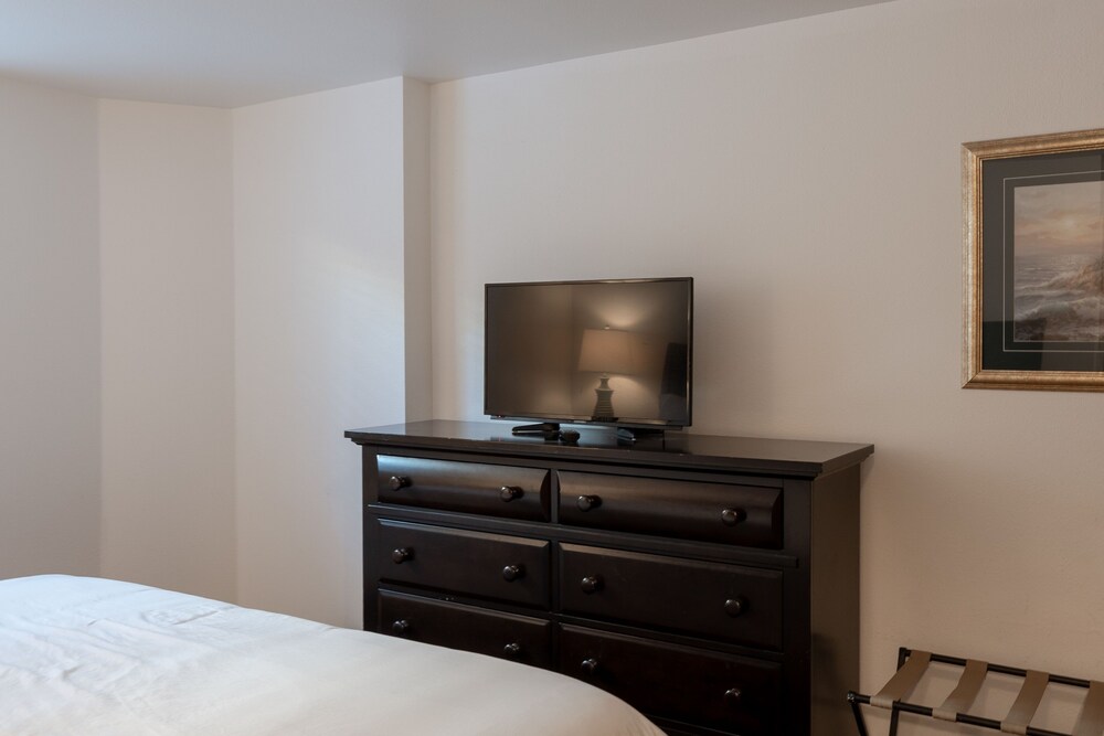 Cozy Condo At Park Pointe - Walk to Town - Chelan | Vrbo