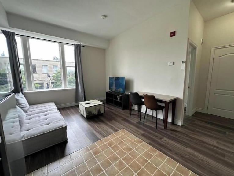 One-bedroom Apartment With City View - Oshawa