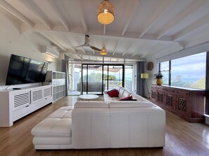 Apartamento, varanda, vista para a praia | Sala de estar