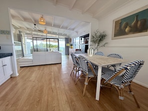 Apartamento, varanda, vista para a praia | Sala de estar