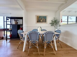 Apartamento, varanda, vista para a praia | Refeições no quarto