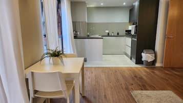 Apartamento Clássico, vista para o pátio | Refeições no quarto