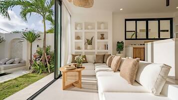 Villa de Luxo, vista para a piscina | Sala de estar | Smart TV de 55 polegadas com canais digitais