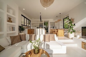 Vila superluxo, vista para a piscina | Área de estar | Smart TV 55 polegadas com canais digitais