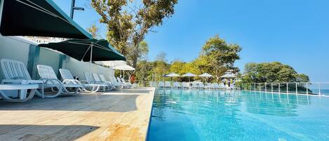 Piscina interior, piscina exterior sazonal