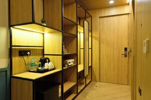 Quarto Duplo Superior, Vista para a cidade | Cofre no quarto, cortinas/cortinados opacos, quartos insonorizados 