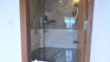 Suíte superluxo, vista para a montanha | Banheiro | Chinelos