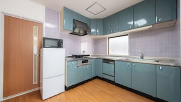 Quarto família, para não fumantes (Deluxe,w/ private bathroom and toilet) | Cortinas blackout, ferros/tábuas de passar roupa, Wi-Fi de cortesia