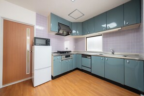 Quarto Familiar, não fumadores (Deluxe,w/ private bathroom and toilet) | Cortinas/cortinados opacos, ferro/tábua de engomar, Wi-fi grátis 