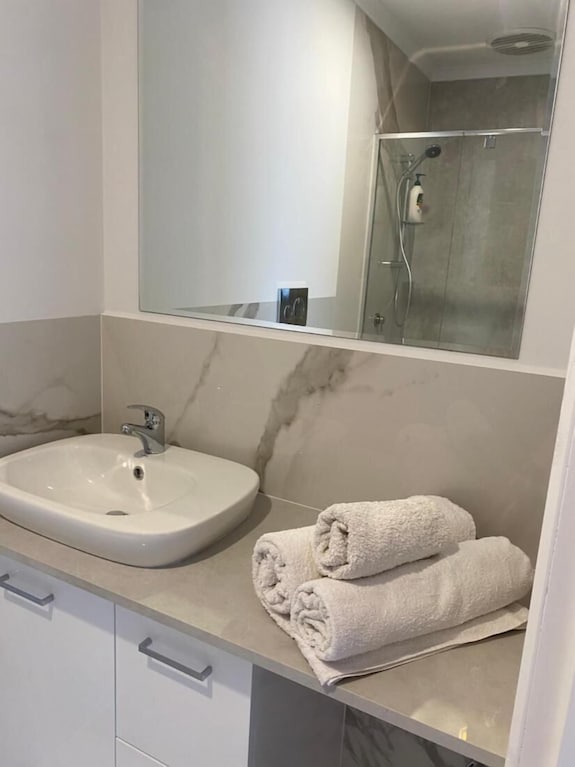 Serene Guest Room In Gladstone Park With Private Entrance - Melbourne