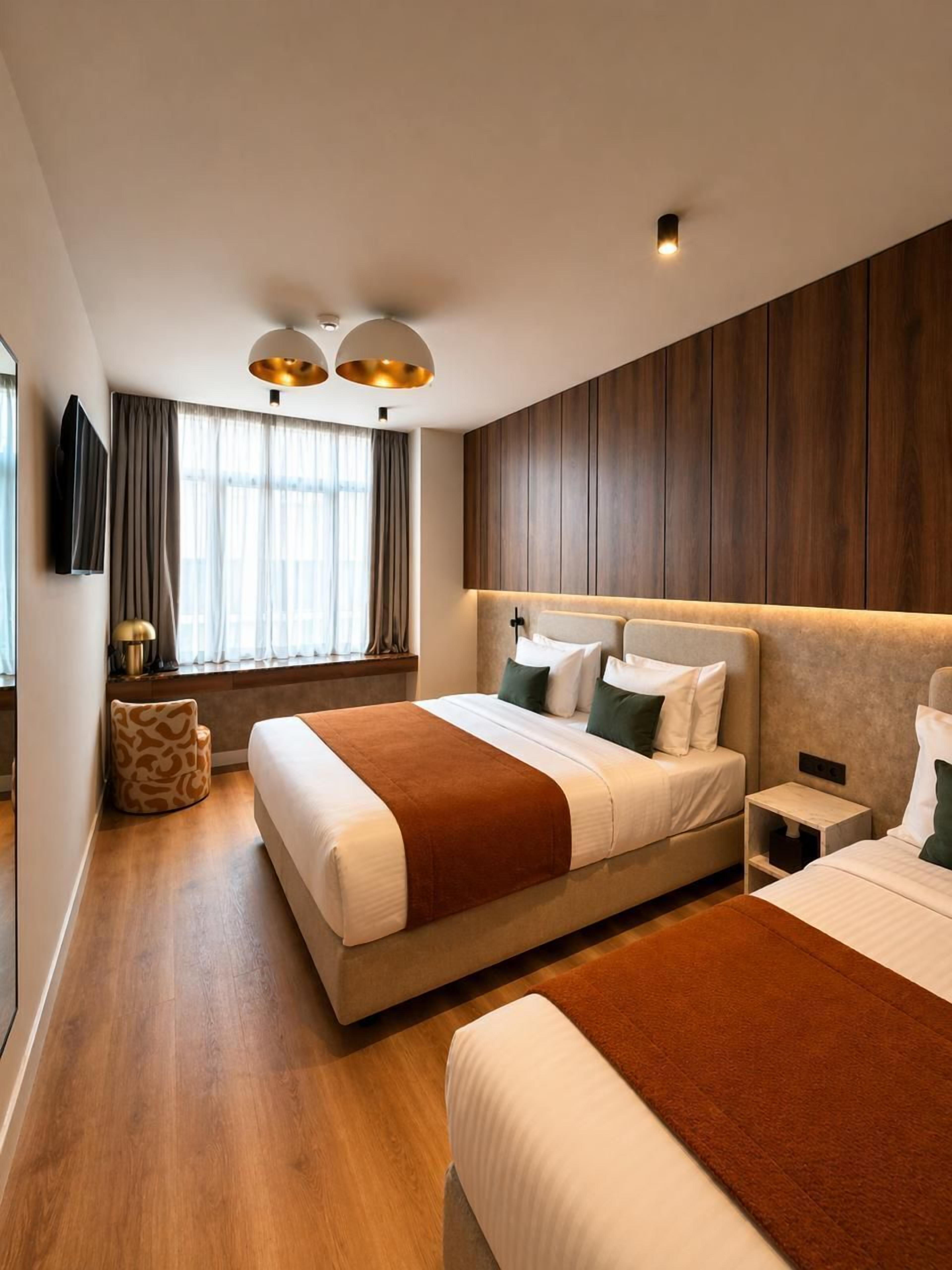 Senior Room with Street View | Cofre no quarto, cortinas/cortinados opacos, quartos insonorizados 