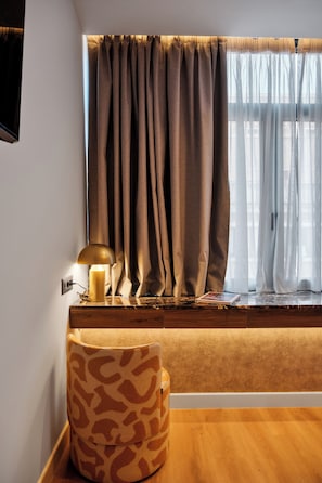 Double Room with Street View | Cofres nos quartos, cortinas blackout, quartos à prova de som