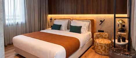 Acropolis Serenity Suite with Hot Tub | Cofre no quarto, cortinas/cortinados opacos, quartos insonorizados