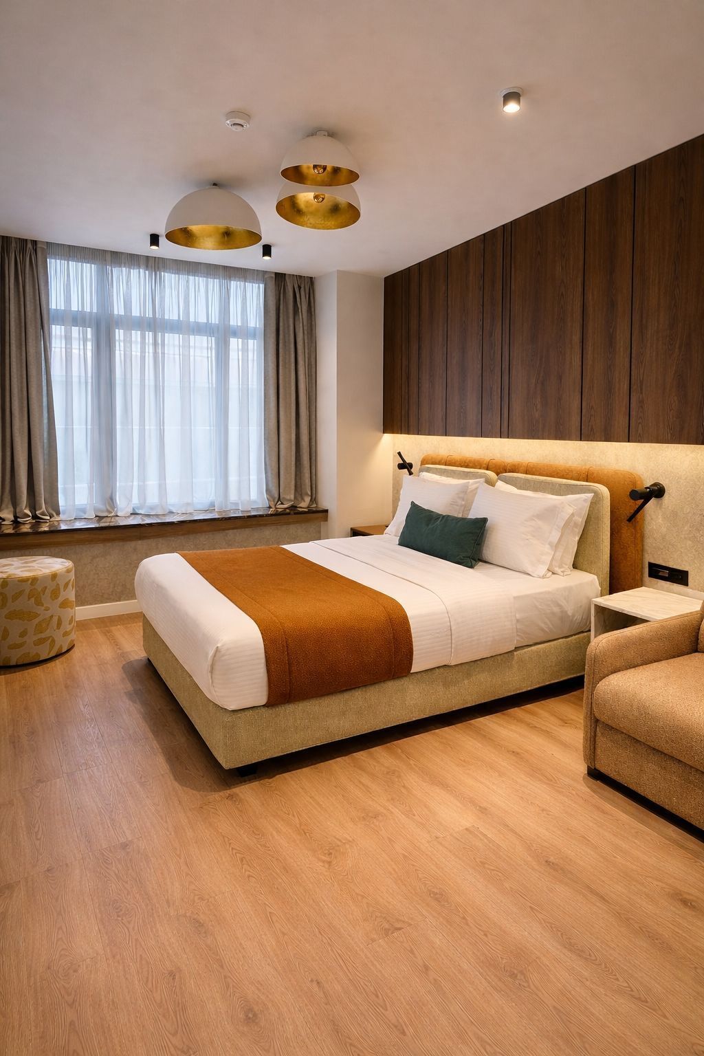 Accessible Room with Street View | Cofre no quarto, cortinas/cortinados opacos, quartos insonorizados 