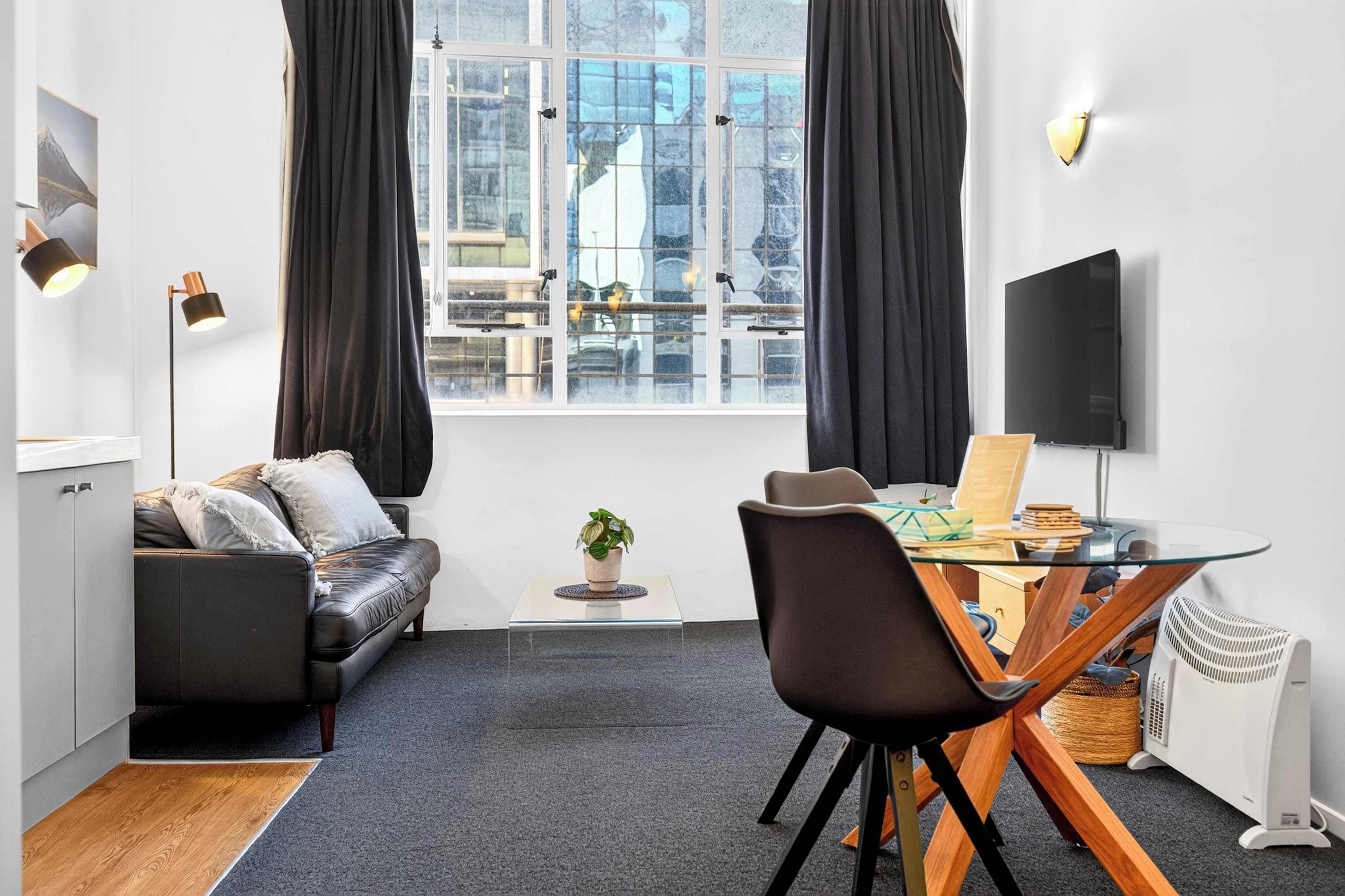 Stay In Aucklands Iconic Queen St  Zodiak Stays - Auckland