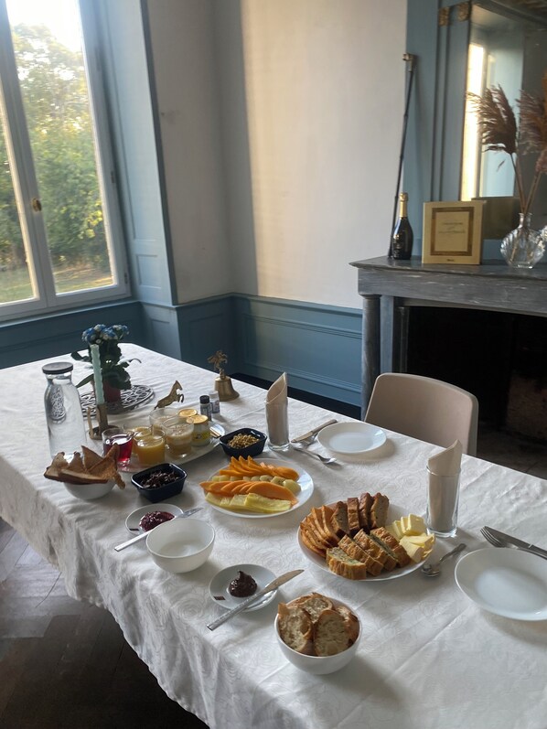 Café da manhã continental todos os dias (EUR 8 por pessoa)