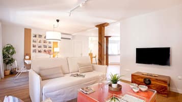 Apartamento (3 Bedrooms) | Sala de estar | Smart TV de 52 polegadas com canais via satélite