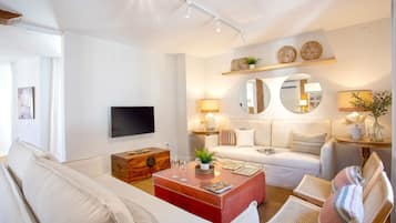 Apartamento (3 Bedrooms) | Sala de estar | Smart TV de 52 polegadas com canais via satélite