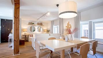 Apartamento (3 Bedrooms) | Refeições no quarto