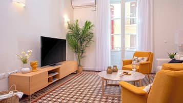 Apartamento (2 Bedrooms) | Sala de estar | Smart TV de 52 polegadas com canais via satélite