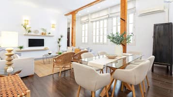 Apartamento (3 Bedrooms) | Refeições no quarto