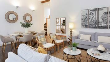 Apartamento (3 Bedrooms) | Sala de estar | Televisor plasma de 52 polegadas com canais via satélite