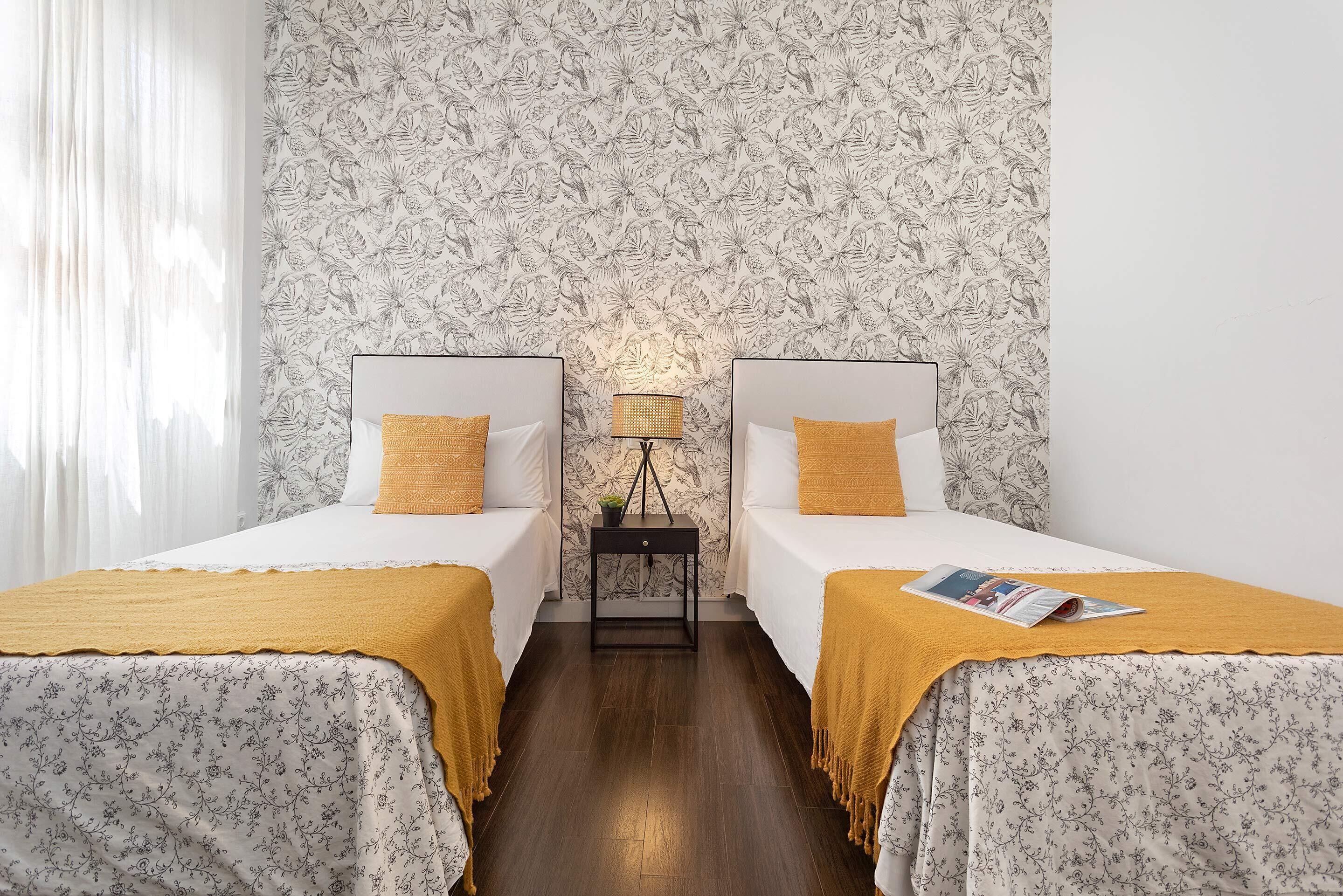 3 quartos, ferros/tábuas de passar roupa, roupa de cama