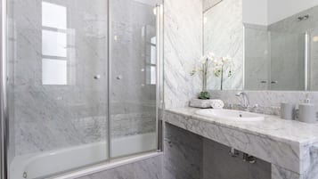 Apartamento (3 Bedrooms) | Casa de banho | Artigos de higiene pessoal grátis, um secador de cabelo, um bidé