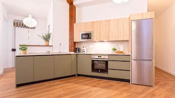 Apartamento (4 Bedrooms) | Cozinha privada | Um frigorífico, um micro-ondas, um forno, uma máquina de lavar louça