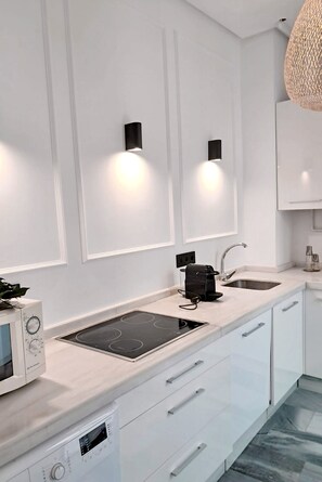 Apartamento (1 Bedroom) | Cozinha privada | Geladeira, micro-ondas, lava-louças, cadeirão de bebê