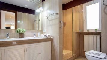 Apartamento (4 Bedrooms) | Banheiro | Chuveiro, produtos de toalete grátis, secador de cabelo